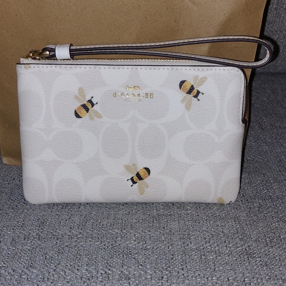 Coach | Bags | Coach Corner Zip Wristlet In Signature Canvas With Bee ...